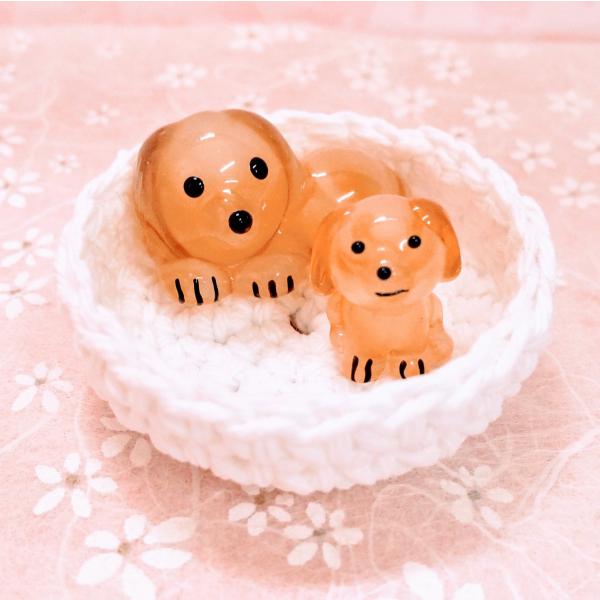 イヌベット（L)ダックス親子のガラス細工の置物です。＊ベットは綿１００％手編みです。色が変わる場合がありますのでご了承をお願い致します。【大きさ】約高さ１５ミリ　　直径４５ミリ　（ベットの大きさ）＊商品は一つ一つ手造りのため大きさや色合いな...