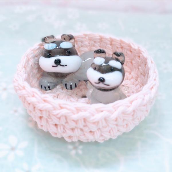 イヌベット（L)シュナウザー親子のガラス細工の置物です。＊ベットは綿１００％手編みです。色が変わる場合がありますのでご了承をお願い致します。【大きさ】約高さ１５ミリ　　直径４５ミリ　（ベットの大きさ）＊商品は一つ一つ手造りのため大きさや色合...