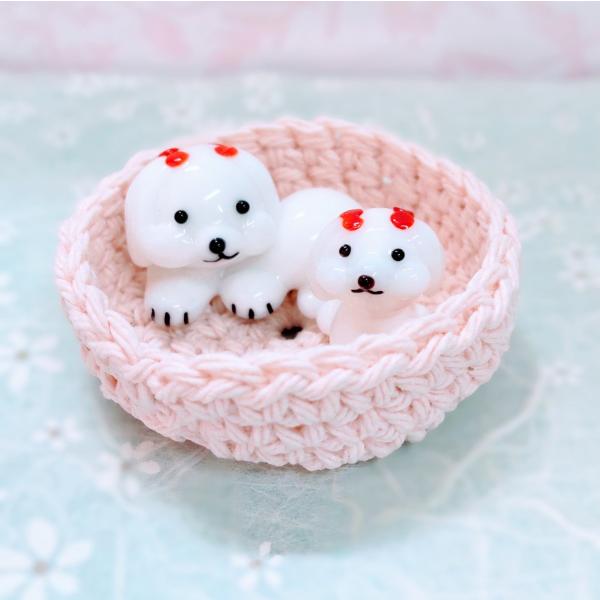 イヌベット（L)マルチーズ親子のガラス細工の置物です。＊ベットは綿１００％手編みです。【大きさ】約高さ１５ミリ　　直径４５ミリ　（ベットの大きさ）＊商品は一つ一つ手造りのため大きさや色合いなどが写真と異なる場合がありますのでご了承をお願い致...