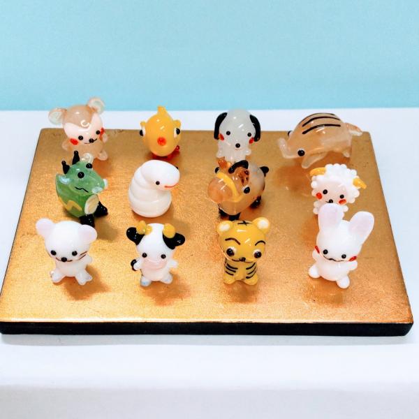 十二支セット（S)子供（台付）のガラス細工の置物です。【大きさ】約高さ１８ミリ　　横幅１５ミリ　　　　　奥行１５ミリ　　（平均の大きさ）＊商品は一つ一つ手造りのため大きさや色合いなどが写真と異なる場合がありますのでご了承をお願い致します。