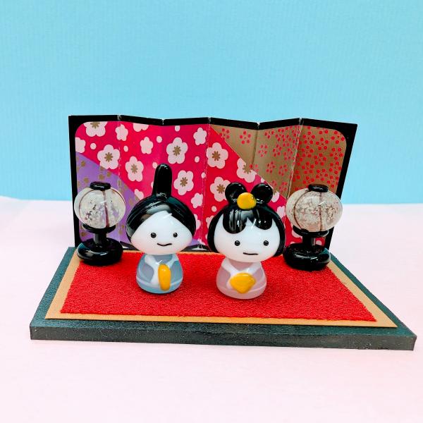 雛人形セット（S)蓄光ぼんぼり、台、びょうぶ付のガラス細工の置物です。【大きさ】台　約４０ミリｘ７０ミリ　　　　　人形　約H２２ミリｘ１５ミリｘ１５ミリ＊商品は一つ一つ手造りのため大きさや色合いなどが写真と異なる場合がありますのでご了承をお...