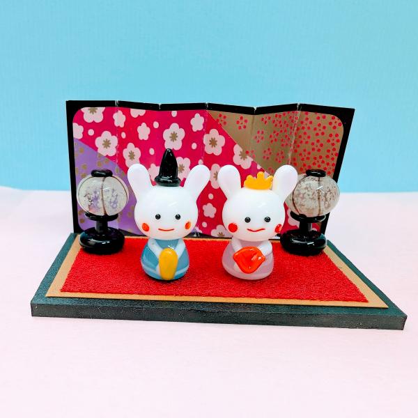ウサギ雛セット（S)蓄光ぼんぼり，台、びょうぶ付のガラス細工の置物です。【大きさ】台　約４０ミリｘ７０ミリ　　　　　人形　約H２２ミリｘ１５ミリx１５ミリ＊商品は一つ一つ手造りのため大きさや色合いなどが写真と異なる場合がありますのでご了承を...