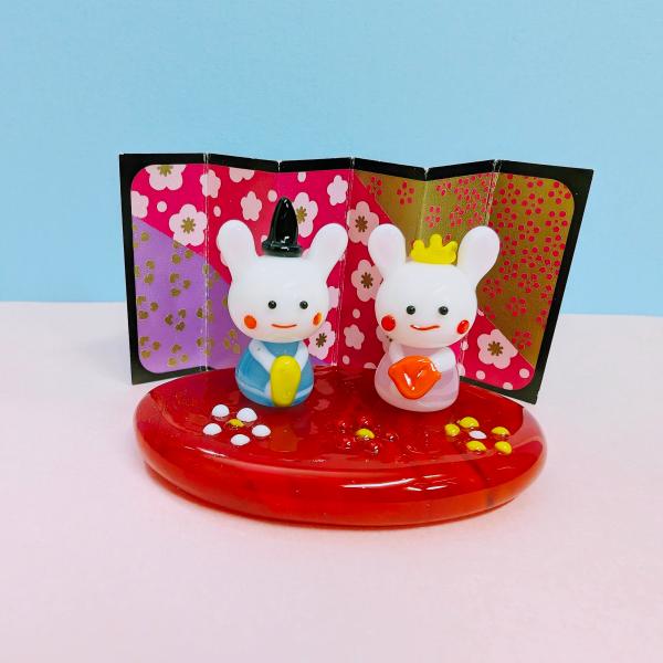 花台付ウサギ雛人形セット（S)びょうぶ付のガラス細工の置物です。【大きさ】約高さ３２ミリ　　横幅５５ミリ　　　　　奥行３８ミリ＊商品は一つ一つ手造りのため大きさや色合いなどが写真と異なる場合がありますのでご了承をお願い致します。