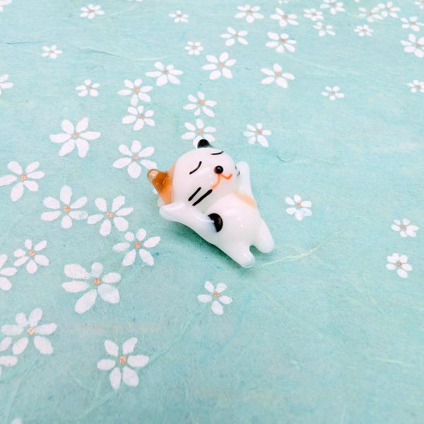 居眠りミケネコ（S)仰向けのガラス細工の置物です。【大きさ】約高さ１０ミリ　　横幅１５ミリ　　　　　奥行２０ミリ＊商品は一つ一つ手造りのため大きさや色合いなどが写真と異なる場合がありますのでご了承をお願い致します。