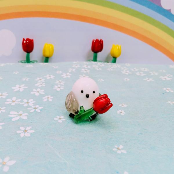 シマエナガ（灰）チューリップ（赤）持ちのガラス細工の置物です。【大きさ】約高さ１７ミリ　　横幅１７ミリ　　　　　奥行２５ミリ＊商品は一つ一つ手造りのため大きさや色合いなどが写真と異なる場合がありますのでご了承をお願い致します。