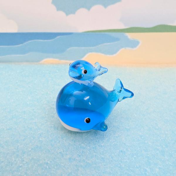 クジラ親子（M)のガラス細工の置物です。【大きさ】約高さ２８ミリ　　横幅２５ミリ　　　　　奥行３０ミリ＊商品は一つ一つ手造りのため大きさや色合いなどが写真と異なる場合がありますのでご了承をお願い致します。