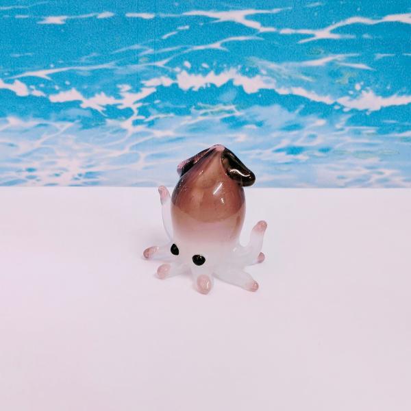 イカ（M)紫のガラス細工の置物です。【大きさ】約高さ２０ミリ　　横幅２５ミリ　　　　　奥行２２ミリ＊商品は一つ一つ手造りのため大きさや色合いなどが写真と異なる場合がありますのでご了承をお願い致します。