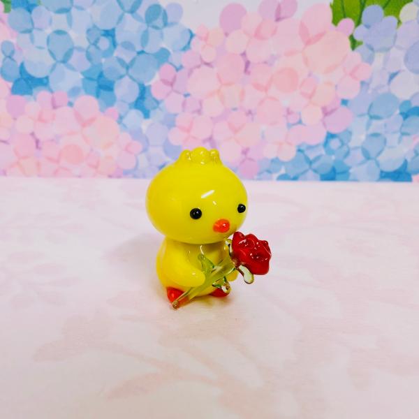 ヒヨコとカーネーションのガラス細工の置物です。【大きさ】約高さ２３ミリ　　横幅１５ミリ　　　　　奥行１８ミリ＊商品は一つ一つ手造りのため大きさや色合いなどが写真と異なる場合がありますのでご了承をお願い致します。