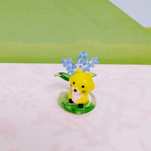 キタキツネとラベンダー（S)のガラス細工の置物です。【大きさ】約高さ２８ミリ　　横幅２５ミリ　　　　　奥行２２ミリ＊商品は一つ一つ手造りのため大きさや色合いなどが写真と異なる場合がありますのでご了承をお願い致します。