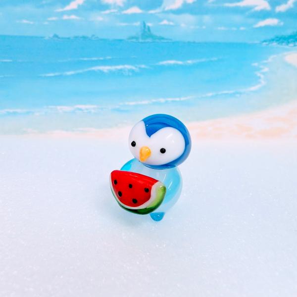 ペンギンとスイカのガラス細工の置物です。【大きさ】約高さ２５ミリ　　横幅１５ミリ　　　　　奥行２０ミリ＊商品は一つ一つ手造りのため大きさや色合いなどが写真と異なる場合がありますのでご了承をお願い致します。