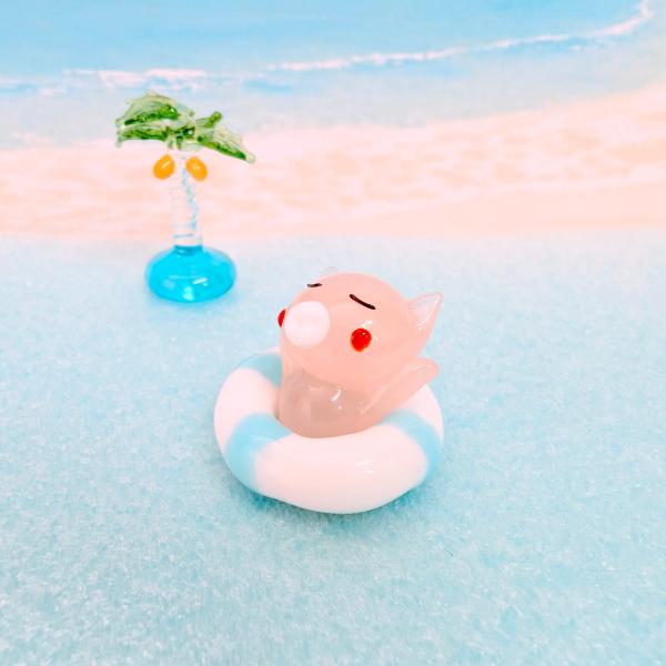浮き輪とブタのガラス細工の置物です。【大きさ】約高さ２０ミリ　　横幅２５ミリ　　　　　奥行２５ミリ＊商品は一つ一つ手造りのため大きさや色合いなどが写真と異なる場合がありますのでご了承をお願い致します。
