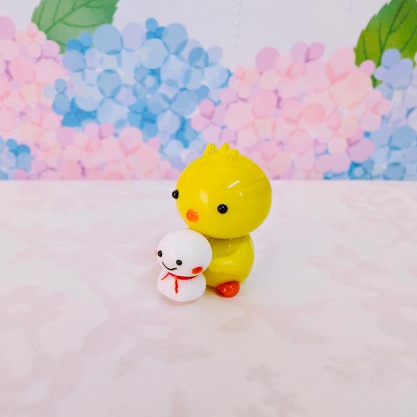 ヒヨコとてるてる坊主のガラス細工の置物です。【大きさ】約高さ２３ミリ　　横幅１５ミリ　　　　　奥行１８ミリ＊商品は一つ一つ手造りのため大きさや色合いなどが写真と異なる場合がありますのでご了承をお願い致します。