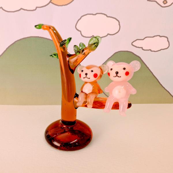 サルペアと木のガラス細工の置物です。【大きさ】約高さ７０ミリ　　横幅６０ミリ　　　　　奥行３２ミリ＊商品は一つ一つ手造りのため大きさや色合いなどが写真と異なる場合がありますのでご了承をお願い致します。