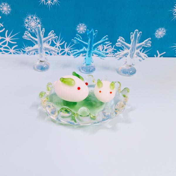 雪うさぎカゴペア（緑）のガラス細工の置物です。【大きさ】約高さ１５ミリ　　横幅４０ミリ　　　　　奥行２５ミリ＊商品は一つ一つ手造りのため大きさや色合いなどが写真と異なる場合がありますのでご了承をお願い致します。