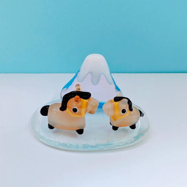 うまペアと富士山（紫）L　のガラス細工の置物です。【大きさ】約高さ３０ミリ　　横幅５０ミリ　　　　　奥行３３ミリ＊商品は一つ一つ手造りのため大きさや色合いなどが写真と異なる場合がありますのでご了承をお願い致します。