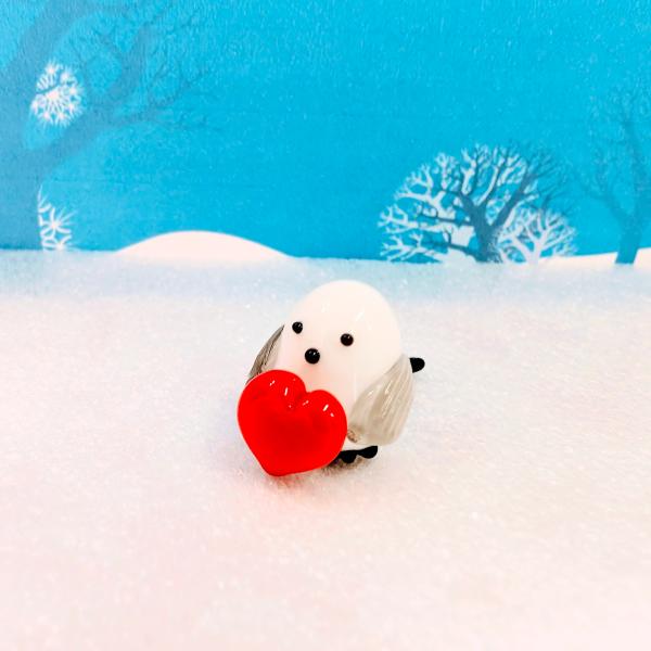 シマエナガ（灰）ハート持ちのガラス細工の置物です。【大きさ】約高さ１５ミリ　　横幅１６ミリ　　　　　奥行２８ミリ＊商品は一つ一つ手造りのため大きさや色合いなどが写真と異なる場合がありますのでご了承をお願い致します。