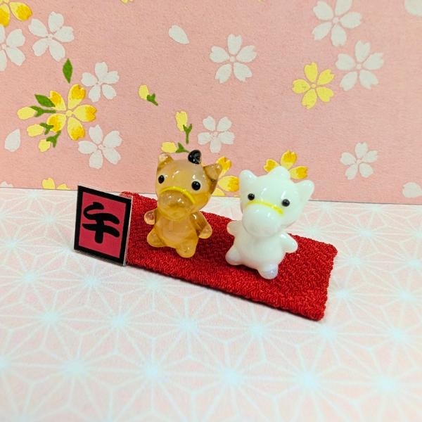 うまペア（ミニ）看板、ちりめん台付のガラス細工の置物です。【大きさ】約高さ１５ミリ　　横幅１０ミリ　　　　　奥行１２ミリ　（ウマの大きさ）＊商品は一つ一つ手造りのため大きさや色合いなどが写真と異なる場合がありますのでご了承をお願い致します。