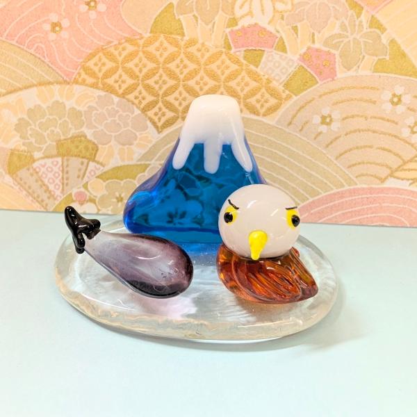 一富士二鷹三なすび（青）のガラス細工の置物です。接着はされていません。【大きさ】約高さ３０ミリ　　横幅５０ミリ　　　　　奥行３３ミリ＊商品は一つ一つ手造りのため大きさや色合いなどが写真と異なる場合がありますのでご了承をお願い致します。