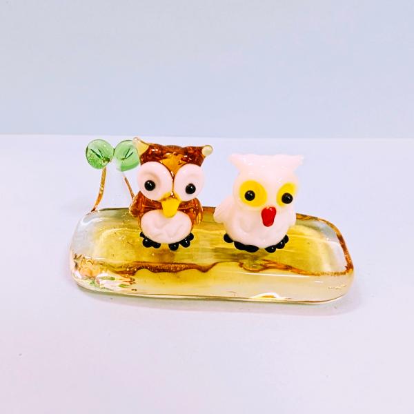 ふくろう2人ベンチ（ミニ）茶/白のガラス細工の置物です。【大きさ】約高さ２０ミリ　　横幅４０ミリ　　　　　奥行２０ミリ＊商品は一つ一つ手造りのため大きさや色合いなどが写真と異なる場合がありますのでご了承をお願い致します。
