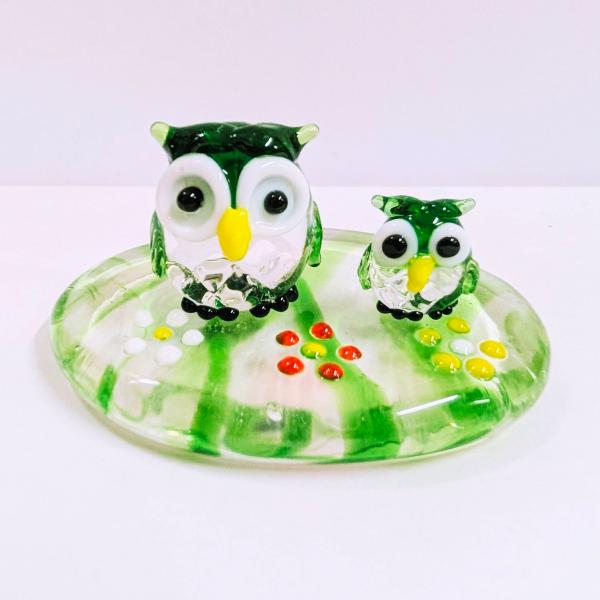 ふくろう花台ペア（L)緑のガラス細工の置物です。【大きさ】約高さ２５ミリ　　横幅５５ミリ　　　　　奥行３８ミリ＊商品は一つ一つ手造りのため大きさや色合いなどが写真と異なる場合がありますのでご了承をお願い致します。