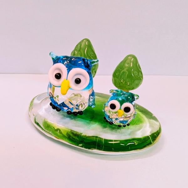 ふくろうと森の台ペア（L)青のガラス細工の置物です。【大きさ】約高さ３０ミリ　　横幅５０ミリ　　　　　奥行３５ミリ＊商品は一つ一つ手造りのため大きさや色合いなどが写真と異なる場合がありますのでご了承をお願い致します。