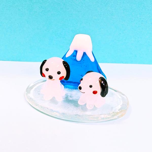 12支富士山ペア（L)戌（青）のガラス細工の置物です。接着はされていません。【大きさ】約高さ３０ミリ　　横幅５０ミリ　　　　　奥行３５ミリ＊商品は一つ一つ手造りのため大きさや色合いなどが写真と異なる場合がありますのでご了承をお願い致します。