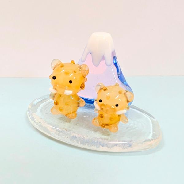 12支富士山ペア（L)亥（紫）のガラス細工の置物です。接着はされていません。【大きさ】約高さ３０ミリ　　横幅５０ミリ　　　　　奥行３５ミリ＊商品は一つ一つ手造りのため大きさや色合いなどが写真と異なる場合がありますのでご了承をお願い致します。