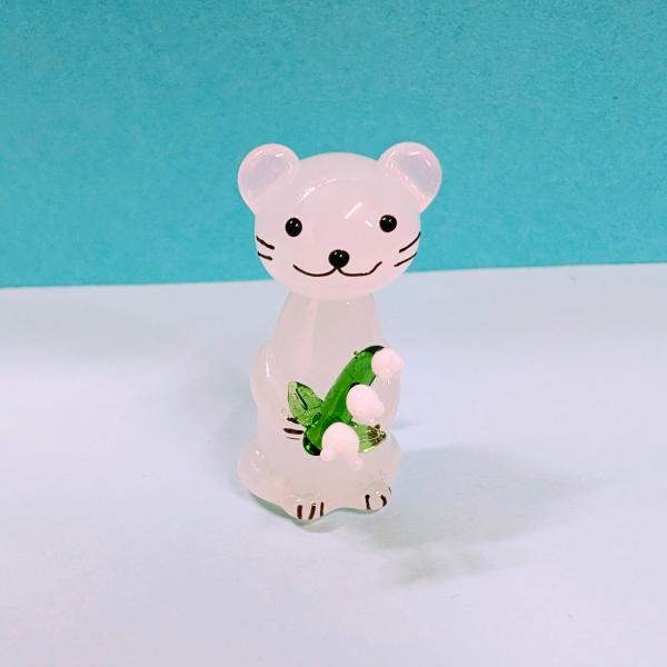 エゾオコジョ（L)スズラン持ちのガラス細工の置物です。【大きさ】約高さ３５ミリ　　横幅２０ミリ　　　　　奥行２５ミリ＊商品は一つ一つ手造りのため大きさや色合いなどが写真と異なる場合がありますのでご了承をお願い致します。