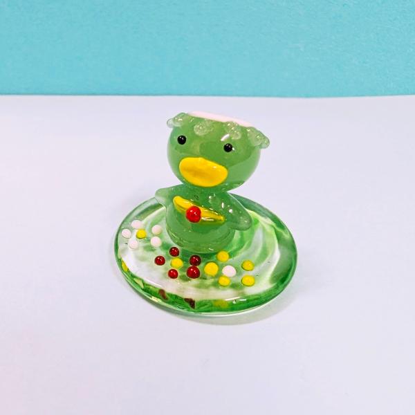 カッパ花台（S)緑のガラス細工の置物です。【大きさ】約高さ２０ミリ　　横幅２５ミリ　　　　　奥行２５ミリ＊商品は一つ一つ手造りのため大きさや色合いなどが写真と異なる場合がありますのでご了承をお願い致します。