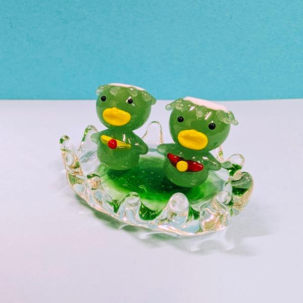 カッパかごペアのガラス細工の置物です。【大きさ】約高さ２２ミリ　　横幅４０ミリ　　　　　奥行３０ミリ＊商品は一つ一つ手造りのため大きさや色合いなどが写真と異なる場合がありますのでご了承をお願い致します。