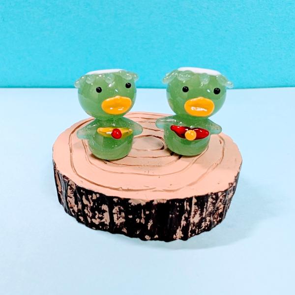 カッパ切り株ペアのガラス細工の置物です。切り株はポリ製です。【大きさ】約高さ２７ミリ　　横幅４０ミリ　　　　　奥行３３ミリ＊商品は一つ一つ手造りのため大きさや色合いなどが写真と異なる場合がありますのでご了承をお願い致します。