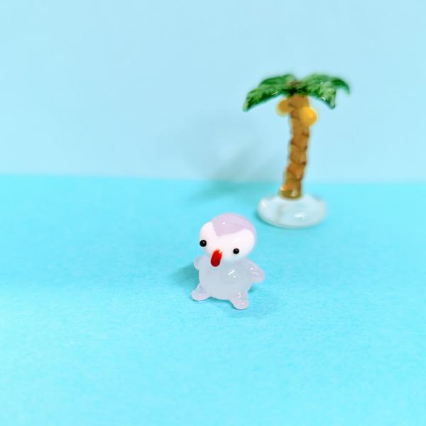 ペンギン（S）ピンクのガラス細工の置物です。【大きさ】約高さ１３ミリ　　横幅１２ミリ　　　　　奥行１０ミリ＊商品は一つ一つ手造りのため大きさや色合いなどが写真と異なる場合がありますのでご了承をお願い致します。