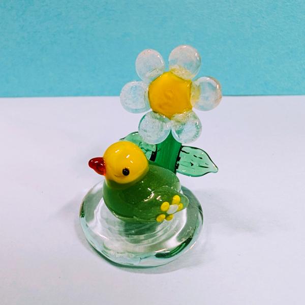 花インコ（緑）忘れな草台（S)のガラス細工の置物です。【大きさ】約高さ３３ミリ　　横幅２２ミリ　　　　　奥行２５ミリ＊商品は一つ一つ手造りのため大きさや色合いなどが写真と異なる場合がありますのでご了承をお願い致します。