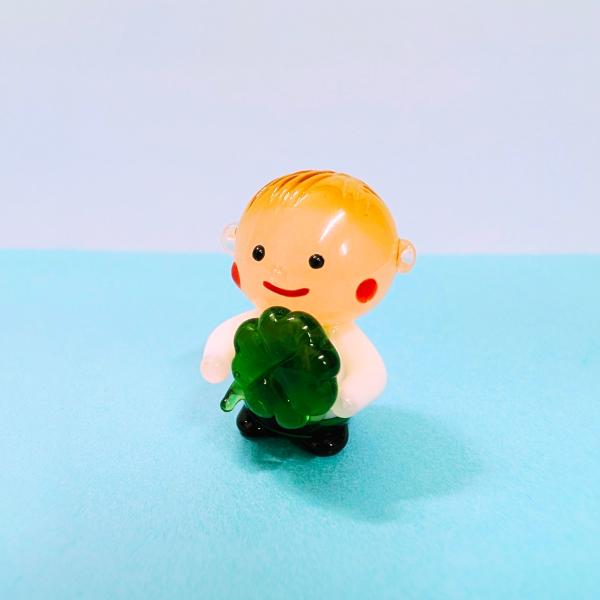 男の子とよつばのガラス細工の置物です。【大きさ】約高さ２７ミリ　　横幅１８ミリ　　　　　奥行２０ミリ＊商品は一つ一つ手造りのため大きさや色合いなどが写真と異なる場合がありますのでご了承をお願い致します。