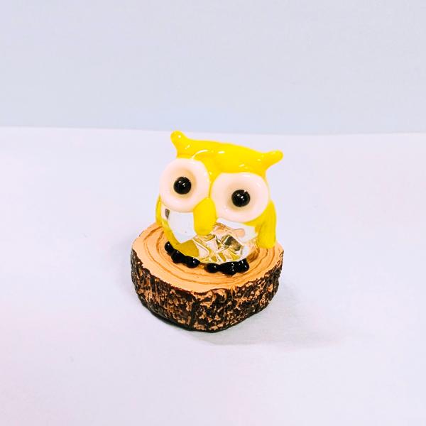 ふくろう切り株木台（S)黄のガラス細工の置物です。木台はポリ製です。【大きさ】約高さ２５ミリ　　横幅２０ミリ　　　　　奥行２０ミリ＊商品は一つ一つ手造りのため大きさや色合いなどが写真と異なる場合がありますのでご了承をお願い致します。