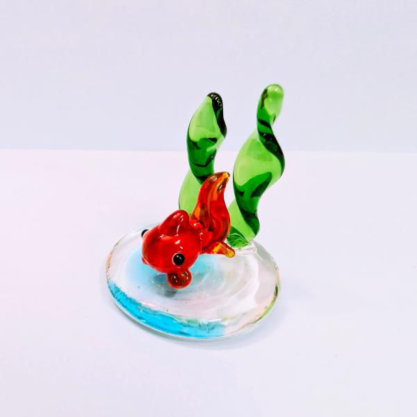 金魚と水草（S)のガラス細工の置物です。【大きさ】約高さ３０ミリ　　横幅２５ミリ　　　　　奥行２５ミリ＊商品は一つ一つ手造りのため大きさや色合いなどが写真と異なる場合がありますのでご了承をお願い致します。