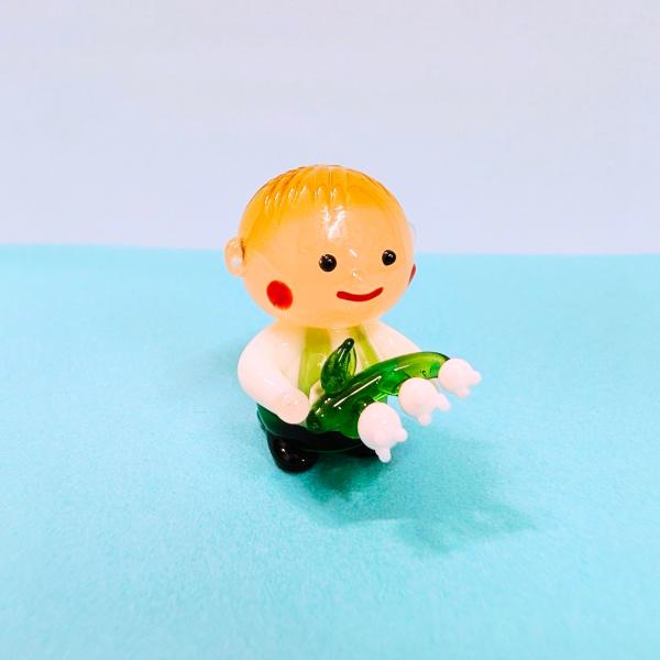 男の子とスズランのガラス細工の置物です。【大きさ】約高さ２５ミリ　　横幅１８ミリ　　　　　奥行２０ミリ＊商品は一つ一つ手造りのため大きさや色合いなどが写真と異なる場合がありますのでご了承をお願い致します。