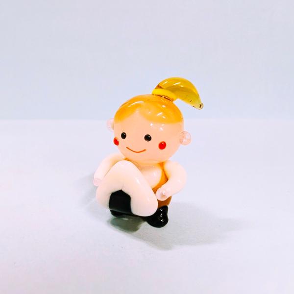 女の子（S)とおにぎりのガラス細工の置物です。【大きさ】約高さ２５ミリ　　横幅１６ミリ　　　　　奥行１５ミリ＊商品は一つ一つ手造りのため大きさや色合いなどが写真と異なる場合がありますのでご了承をお願い致します。