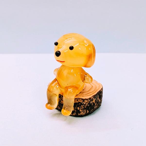 ガラス細工　ダックス（座）と切り株（木台）のガラス細工の置物です。切り株はポリ製です。【大きさ】約高さ２８ミリ　　横幅２０ミリ　　　　　奥行２4ミリ＊商品は一つ一つ手造りのため大きさや色合いなどが写真と異なる場合がありますのでご了承をお願い...