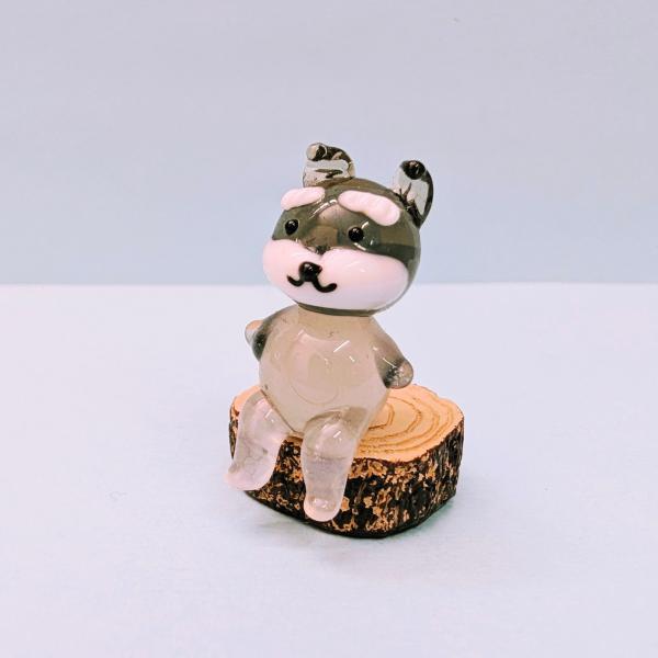 シュナウザー（座）と切り株（木台）のガラス細工の置物です。切り株はポリ製です。【大きさ】約高さ３０ミリ　　横幅２０ミリ　　　　　奥行２４ミリ＊商品は一つ一つ手造りのため大きさや色合いなどが写真と異なる場合がありますのでご了承をお願い致します。