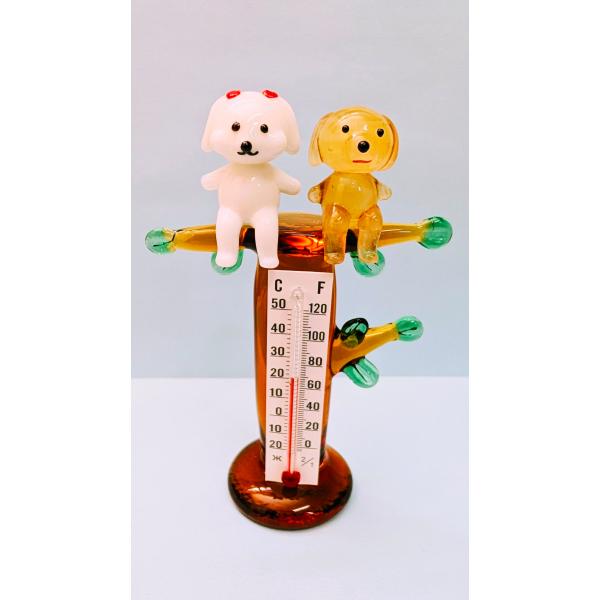 温度計（L)マルチーズ/ダックスのガラス細工の置物です。【大きさ】約高さ9０ミリ　　横幅６０ミリ　　　　　奥行３０ミリ＊商品は一つ一つ手造りのため大きさや色合いなどが写真と異なる場合がありますのでご了承をお願い致します。