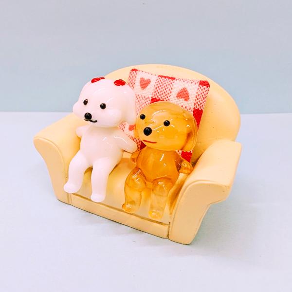 ソファー（L)マルチーズ/ダックスのガラス細工の置物です。ソファーはポリ製です。【大きさ】約高さ３５ミリ　　横幅５０ミリ　　　　　奥行３８ミリ＊商品は一つ一つ手造りのため大きさや色合いなどが写真と異なる場合がありますのでご了承をお願い致します。
