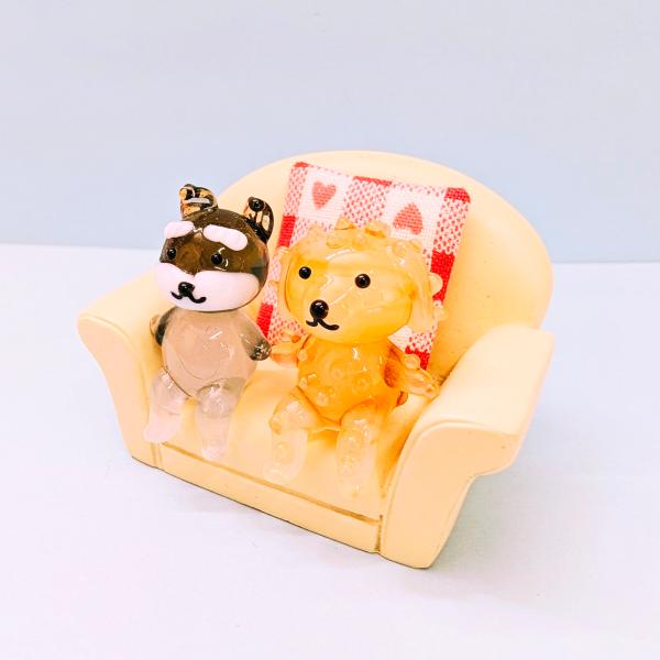 ソファー（L)シュナウザー/プードルのガラス細工の置物です。ソファーはポリ製です。【大きさ】約高さ３５ミリ　　横幅５０ミリ　　　　　奥行３８ミリ＊商品は一つ一つ手造りのため大きさや色合いなどが写真と異なる場合がありますのでご了承をお願い致します。