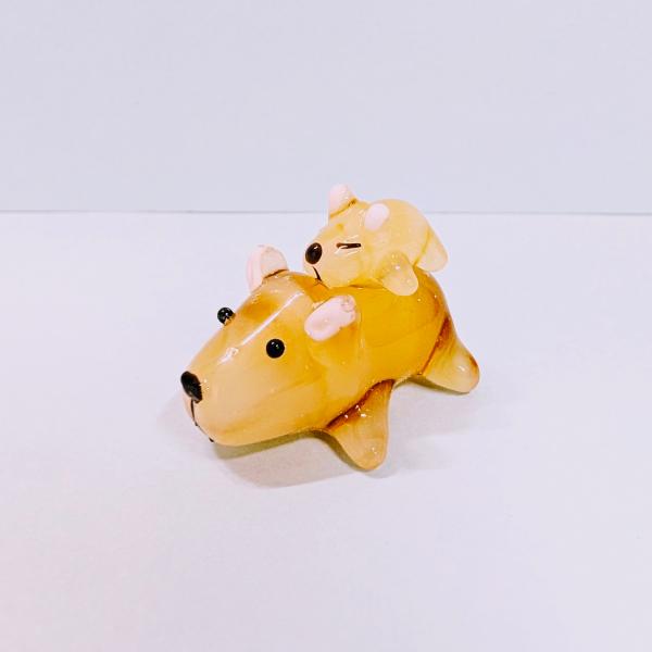カピバラ親子のガラス細工の置物です。【大きさ】約高さ２２ミリ　　横幅２２ミリ　　　　　奥行２８ミリ＊商品は一つ一つ手造りのため大きさや色合いなどが写真と異なる場合がありますのでご了承をお願い致します。