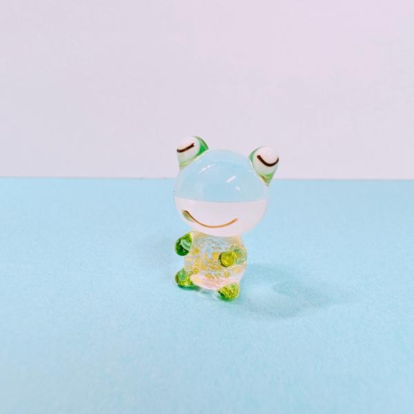 金箔カエル（S)立のガラス細工の置物です。【大きさ】約高さ２０ミリ　　横幅１２ミリ　　　　　奥行１０ミリ＊商品は一つ一つ手造りのため大きさや色合いなどが写真と異なる場合がありますのでご了承をお願い致します。