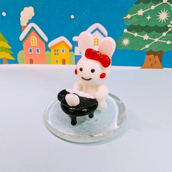 うさぎバンド（ピアノ）丸ステージ付のガラス細工の置物です。【大きさ】約高さ３５ミリ　　横幅３５ミリ　　　　　奥行３５ミリ＊商品は一つ一つ手造りのため大きさや色合いなどが写真と異なる場合がありますのでご了承をお願い致します。