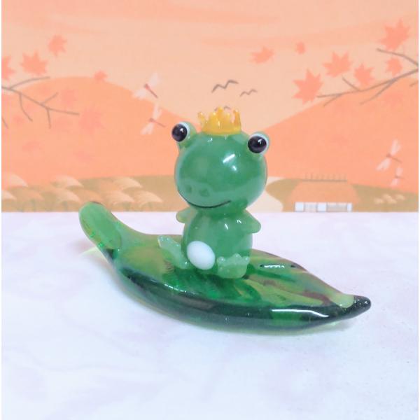 王様カエルと葉っぱ（L)のガラス細工の置物です。【大きさ】約高さ３５ミリ　　横幅６０ミリ　　　　　奥行２５ミリ＊商品は一つ一つ手造りのため大きさや色合いなどが写真と異なる場合がありますのでご了承をお願い致します。