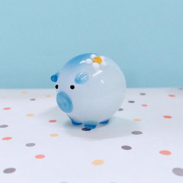 花ぶた（L)青のガラス細工の置物です。【大きさ】約高さ２５ミリ　　横幅２３ミリ　　　　　奥行２５ミリ＊商品は一つ一つ手造りのため大きさや色合いが写真と異なる場合がありますのでご了承をお願い致します。