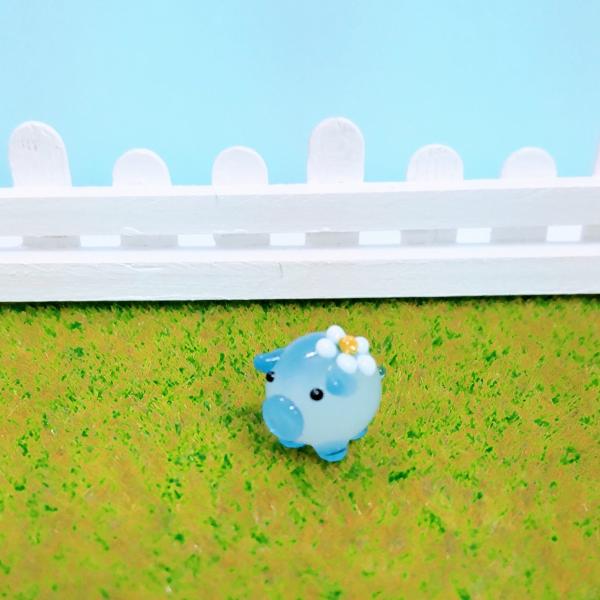 花ぶた（S)青のガラス細工の置物です。【大きさ】約高さ１０ミリ　　横幅１０ミリ　　　　　奥行１０ミリ＊商品は一つ一つ手造りのため大きさや色合いが写真と異なる場合がありますのでご了承をお願い致します。