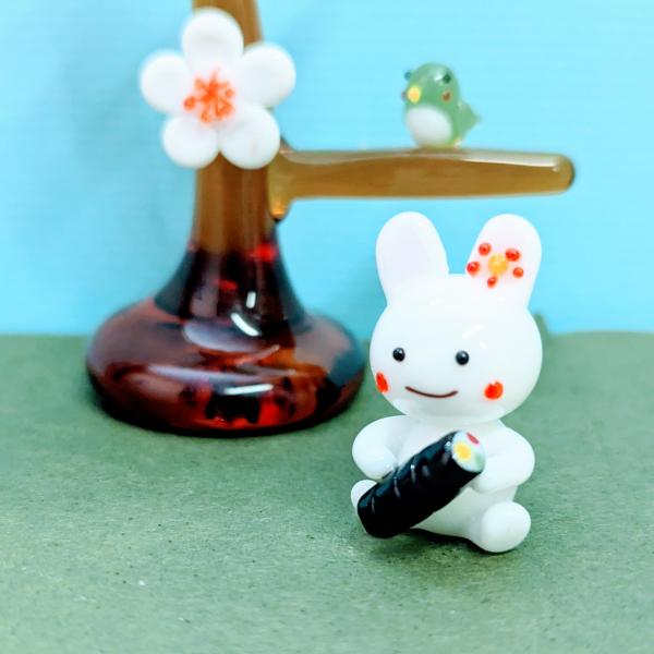 ウサギと恵方巻のガラス細工の置物です。【大きさ】約高さ３０ミリ　　横幅１６ミリ　　　　　奥行２０ミリ＊商品は一つ一つ手造りのため大きさや色合いなどが写真と異なる場合がありますのでご了承をお願い致します。